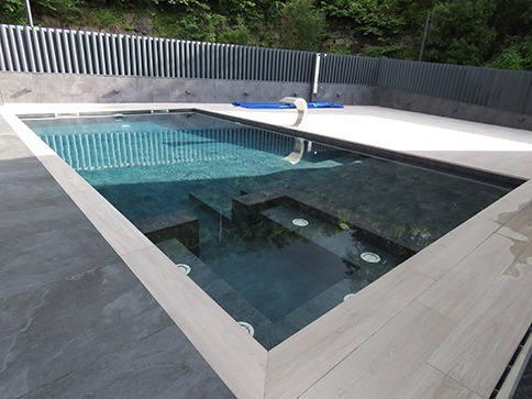 Piscina con jacuzzi en Gijano - S.G. Arquitectura